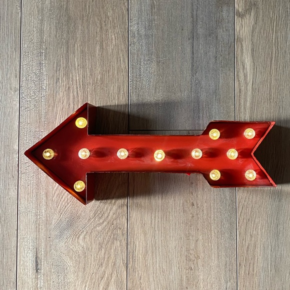 Wall Decor | Red Arrow Light Up Metal Cameo Sign Working Lights Battery ...